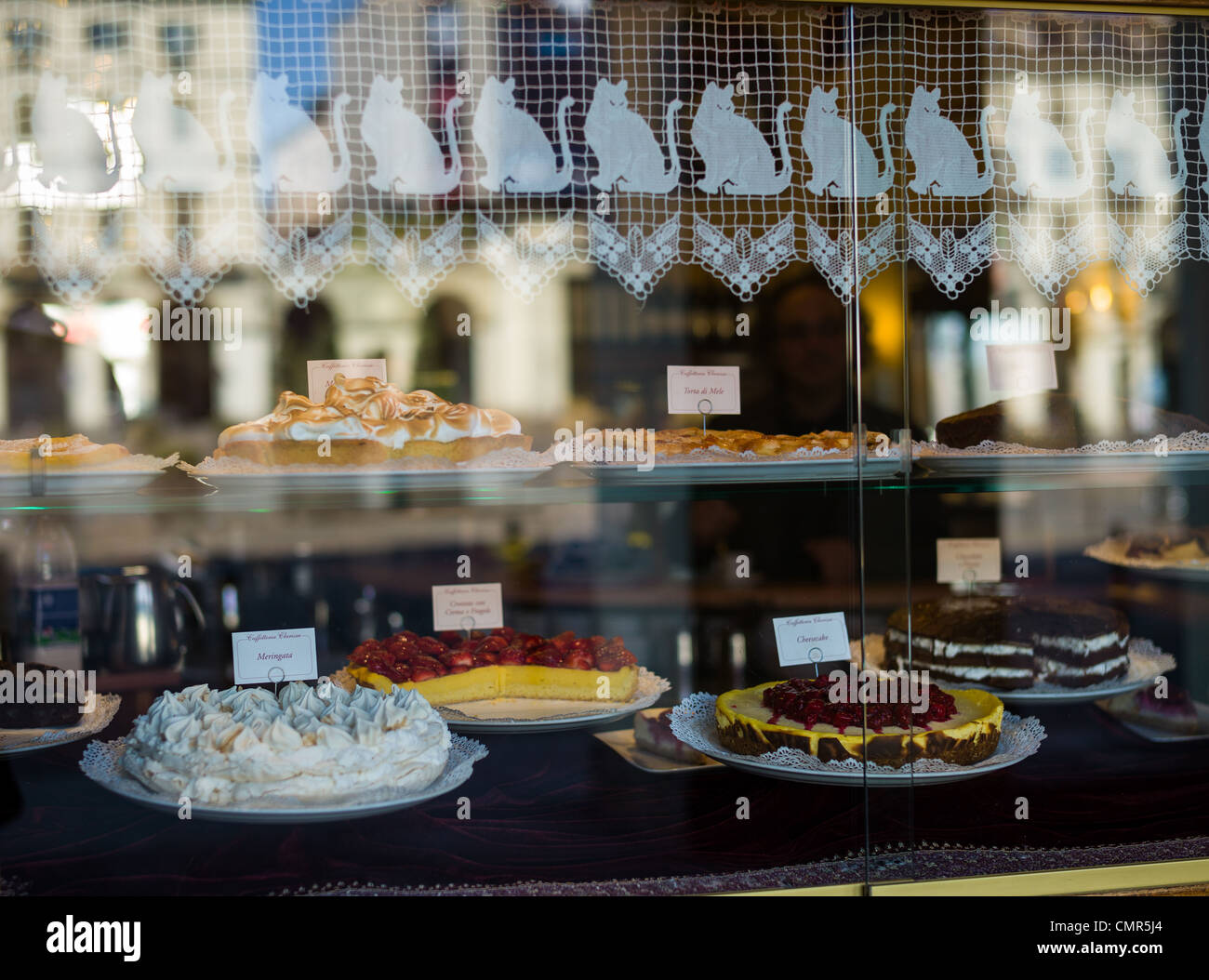 Cake shop window display Banque de photographies et d’images à haute ...