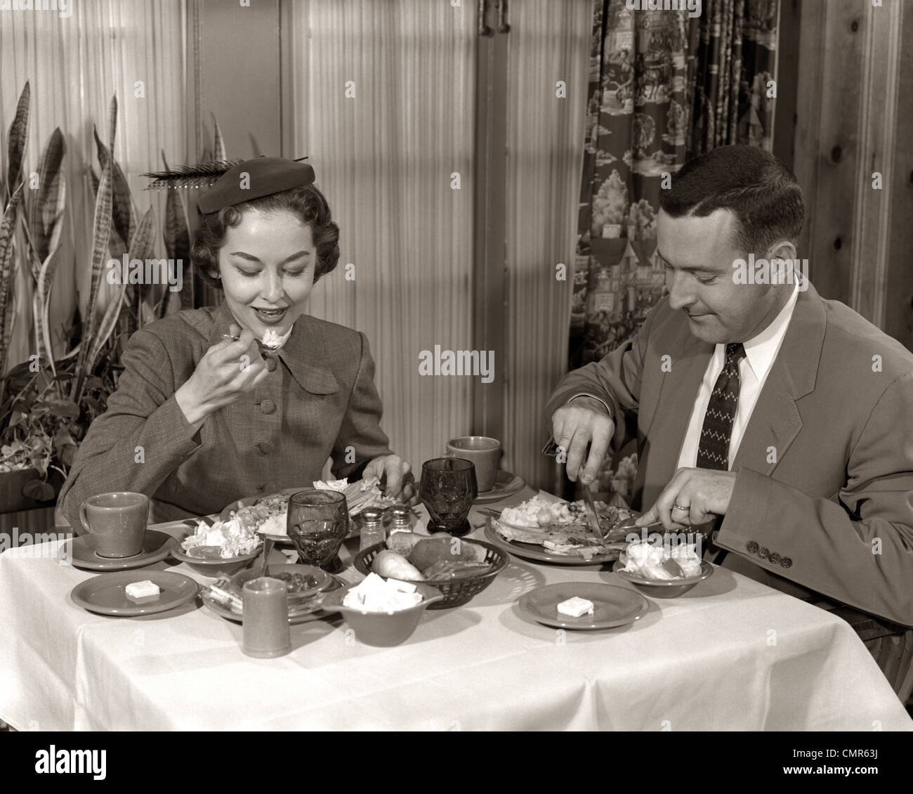 1950 HOMME FEMME COUPLE MANGER DANS RESTAURANT Photo Stock - Alamy