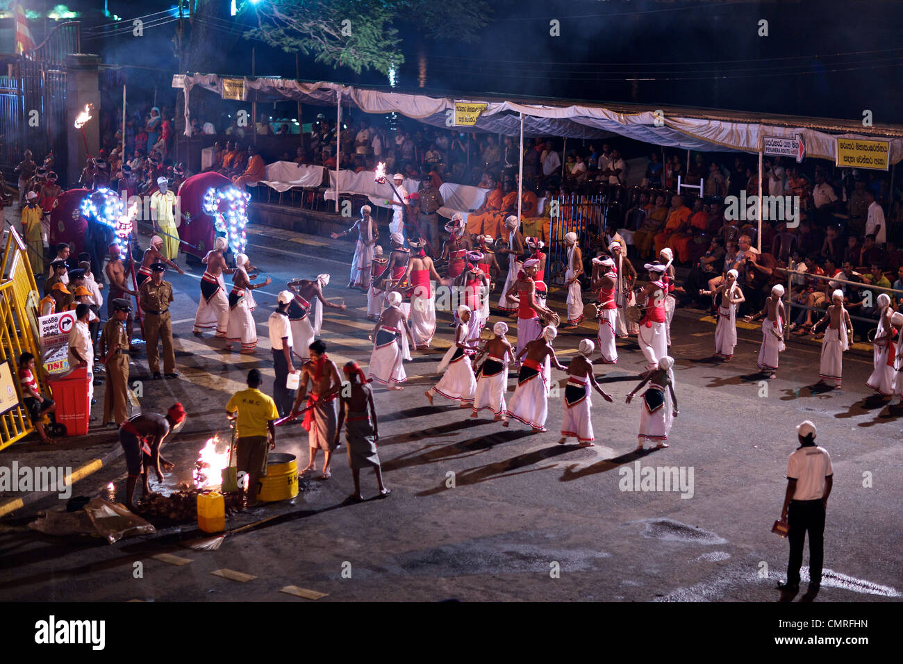 Le début de l'Esala Perahera festival annuel et procession, Kandy, Sri ...