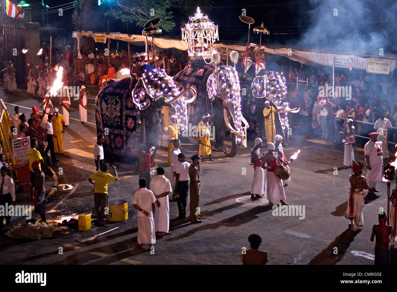 Le début de l'Esala Perahera festival annuel et procession, Kandy, Sri ...