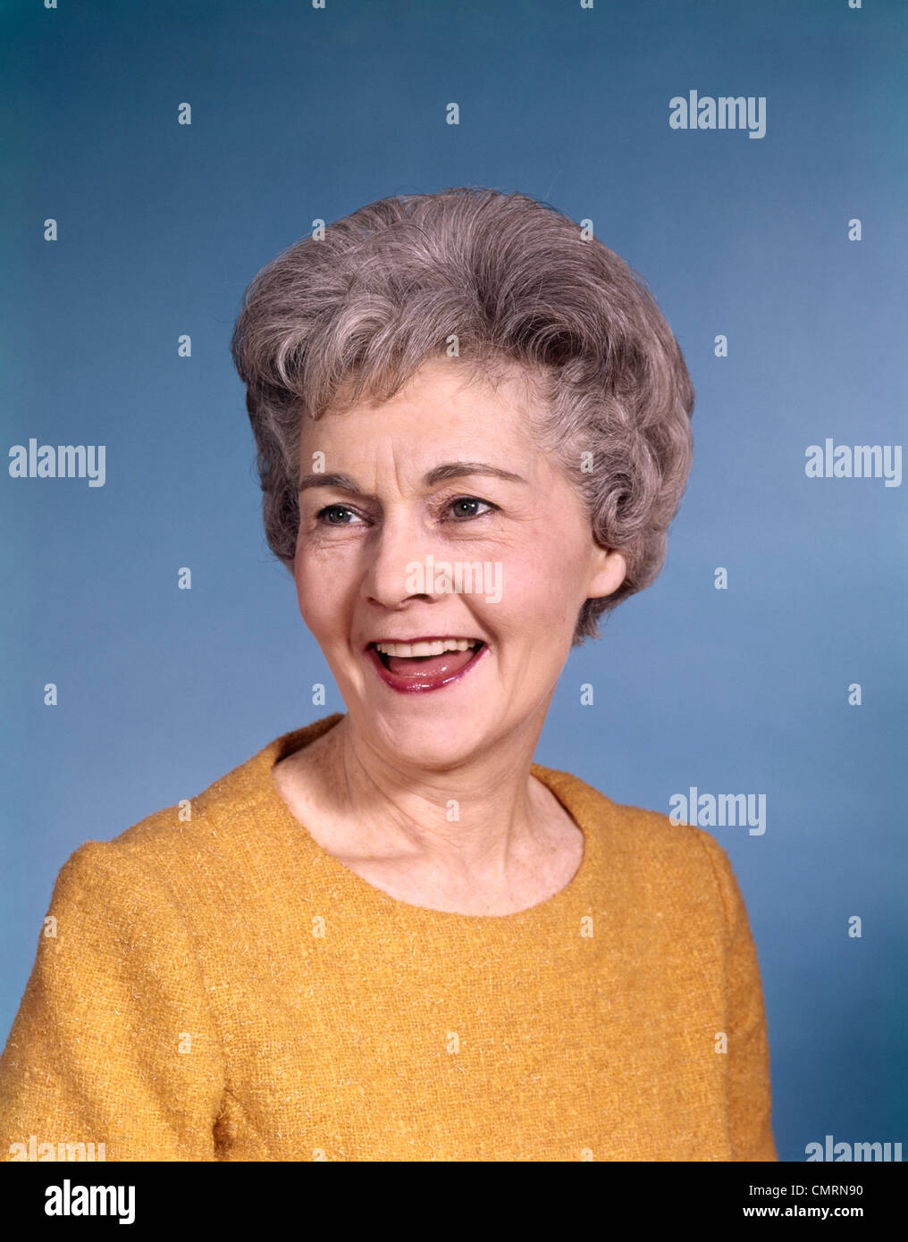 Woman smiling laughing 1960s Banque de photographies et d’images à ...