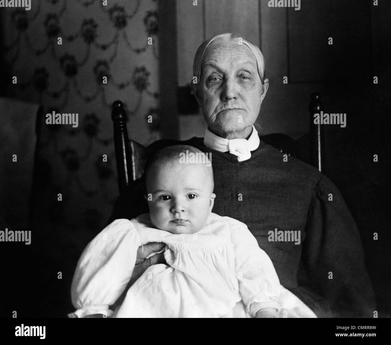 Années 1900 DÉBUT DU SIÈCLE PORTRAIT DE GRAND-MÈRE ET BÉBÉ TITRE ...