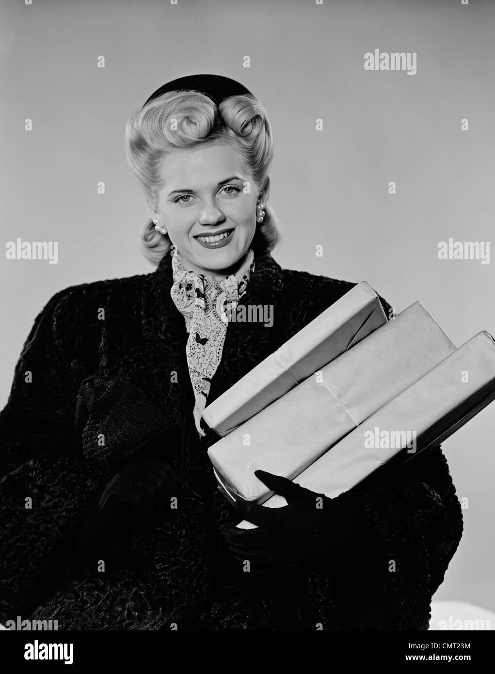 Femme portant des objets Banque d'images noir et blanc - Alamy