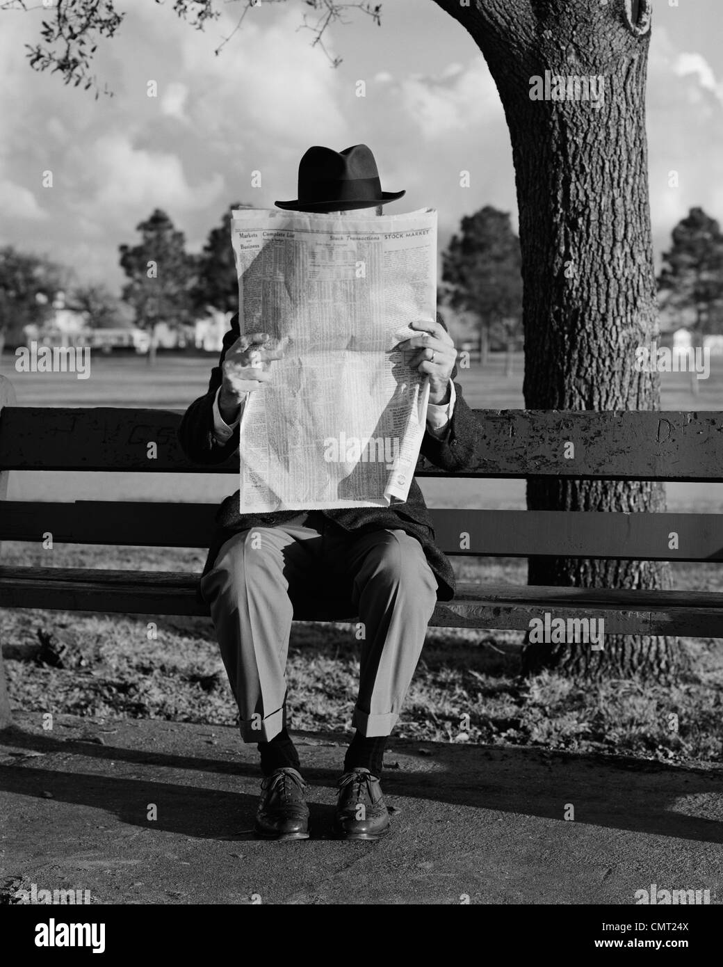 Hiding behind newspaper Banque de photographies et d’images à haute ...