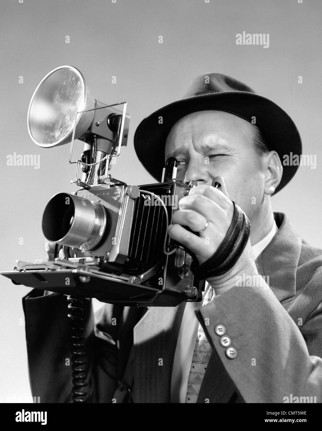 1950 PORTRAIT DE PHOTOGRAPHE MAN IN SUIT ET FEDORA HAT en plissant les ... 1950 PORTRAIT DE PHOTOGRAPHE MAN IN SUIT ET FEDORA HAT en plissant les ...