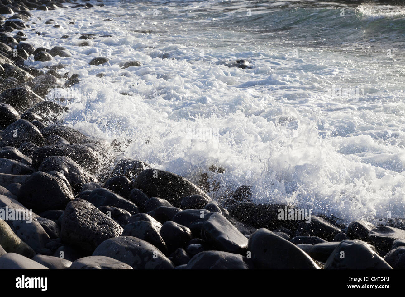 Vagues sur les plages de galets Banque de photographies et d’images à ...