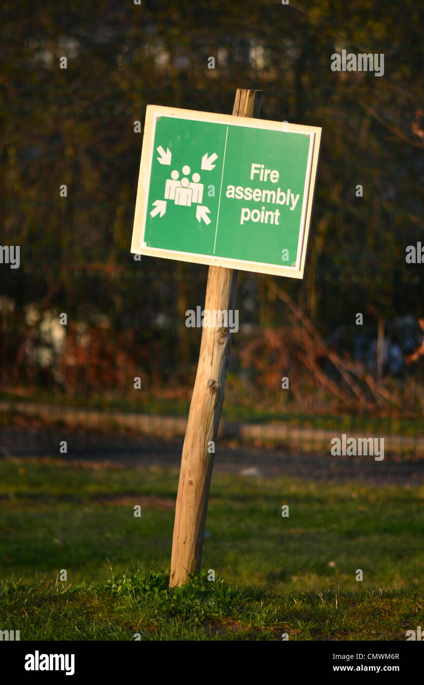 Point de rassemblement incendie signe sur un poste en bois à un angle ...