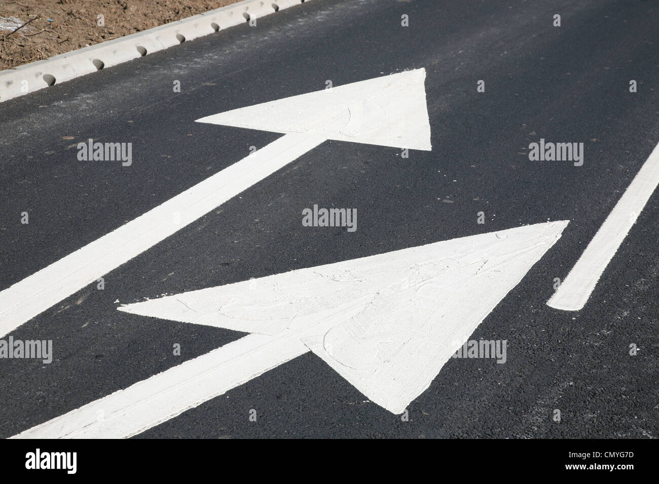 Nouveaux marquages routiers Banque de photographies et d’images à haute ...
