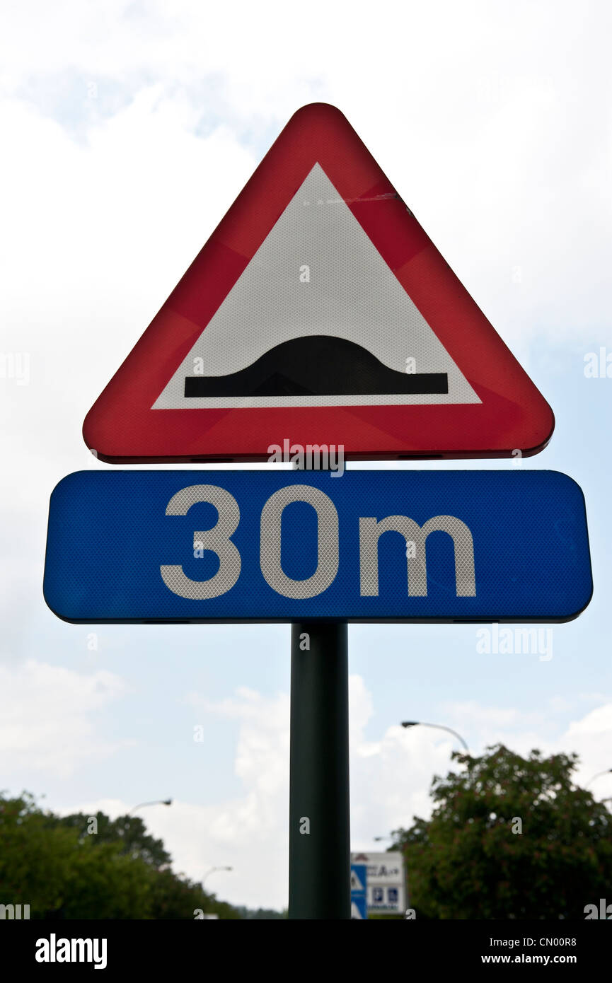 Triangle road sign Banque de photographies et d’images à haute ...