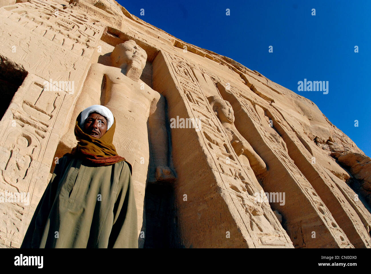 Abou Simbel, temple de Ramsès Egypte nubienne local man Photo Stock - Alamy