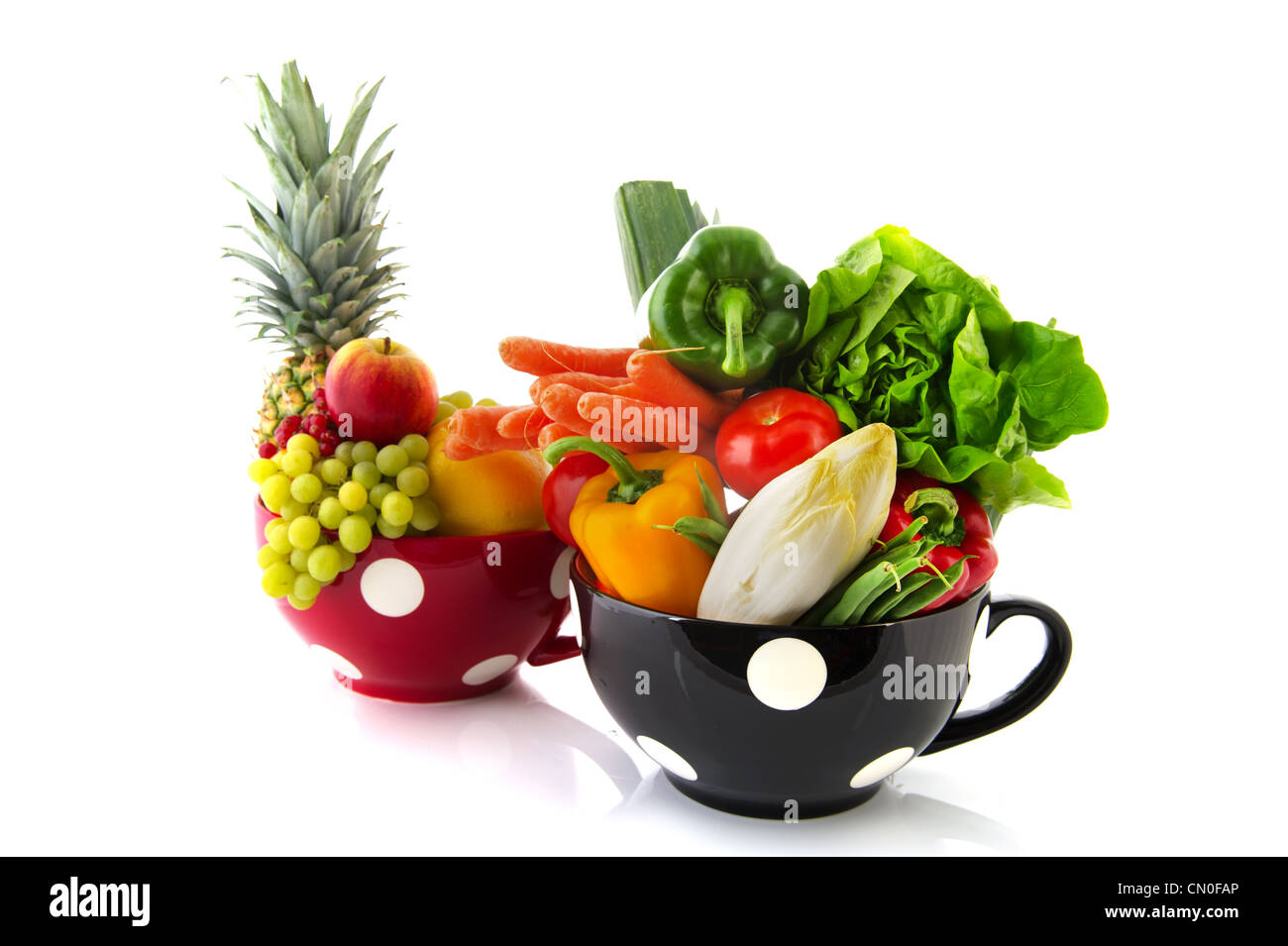 Noir et rouge tasse pleine de fruits et légumes Photo Stock - Alamy