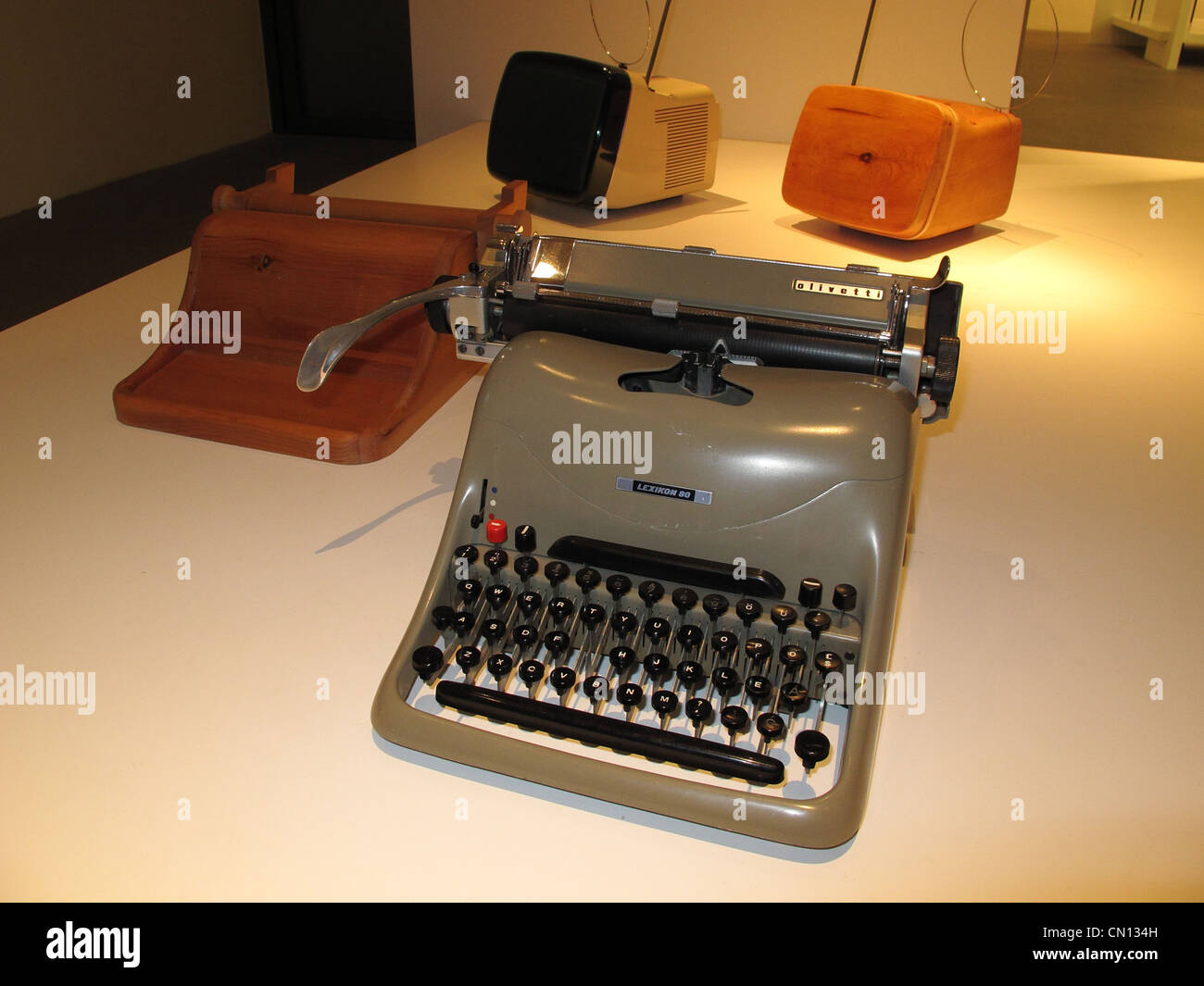 Olivetti typewriter Banque de photographies et d’images à haute ...