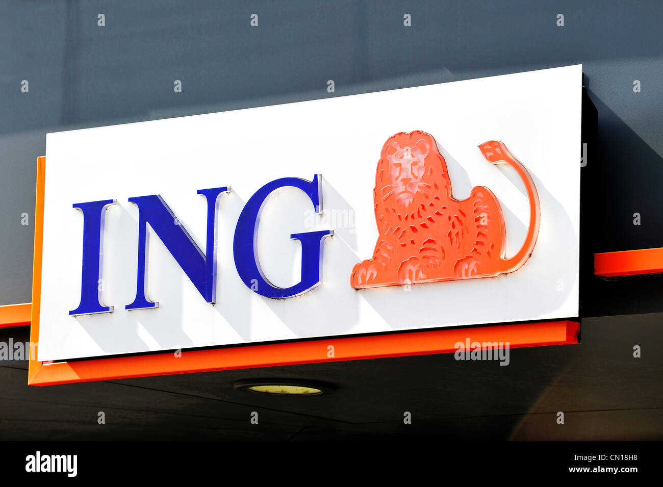 Pancarte portant le logo de la banque ING, Flandre orientale, Belgique ...