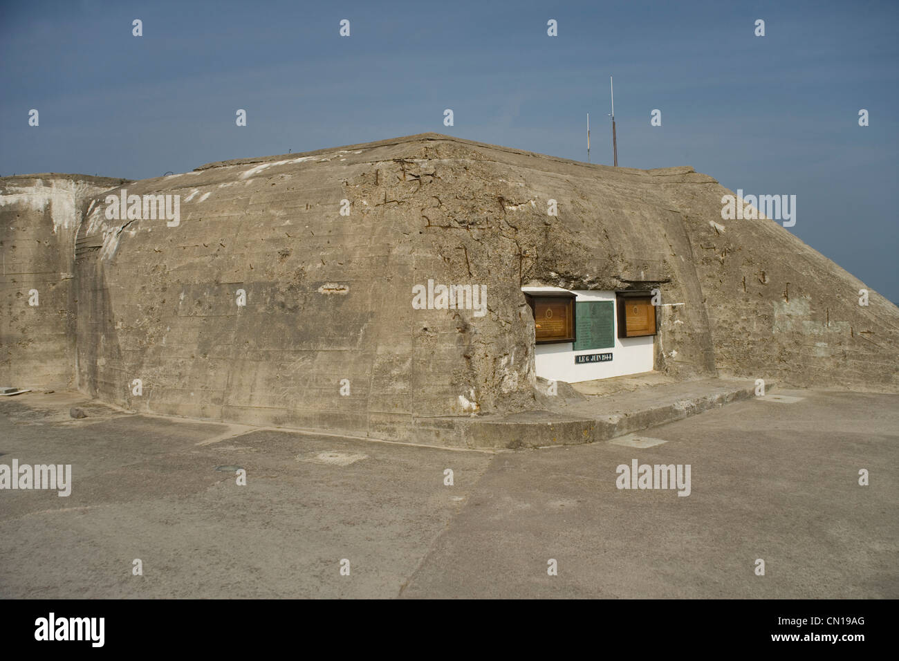 Bunker allemand à Asnelles et mémorial à 147e Essex Yeomanry sur Gold ...