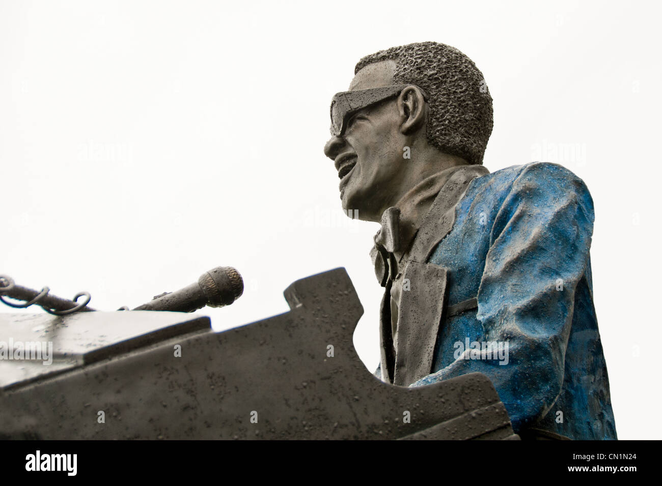Ray Charles statue en bronze au piano au sommet d'écoulement de l'eau ...
