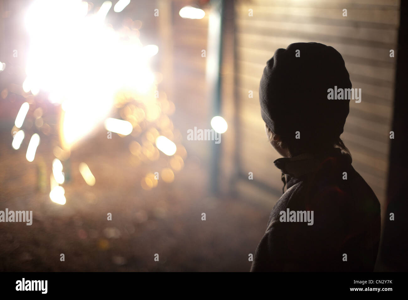 Children lighting fireworks Banque de photographies et d’images à haute ...