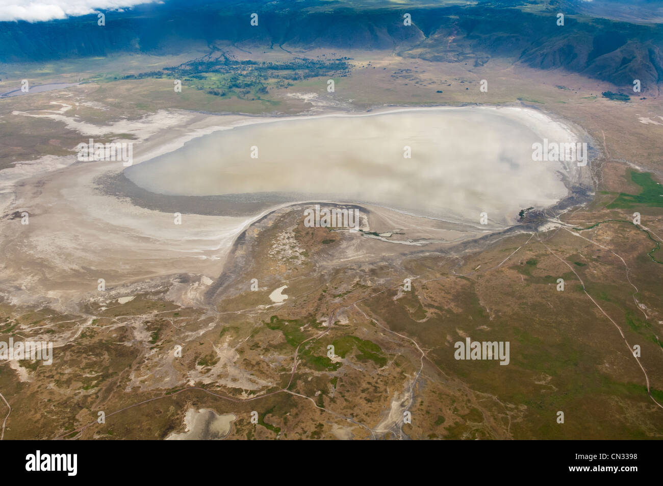 Ngorongoro Crater avec lac Magadi, vue aérienne, la région d'Arusha ...
