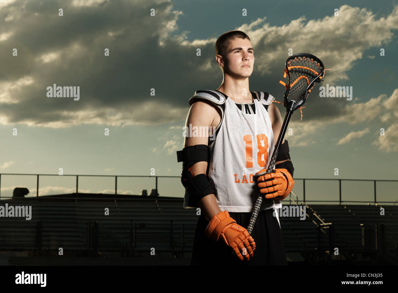 Young sportsman holding bâton de crosse en stadium Photo Stock - Alamy