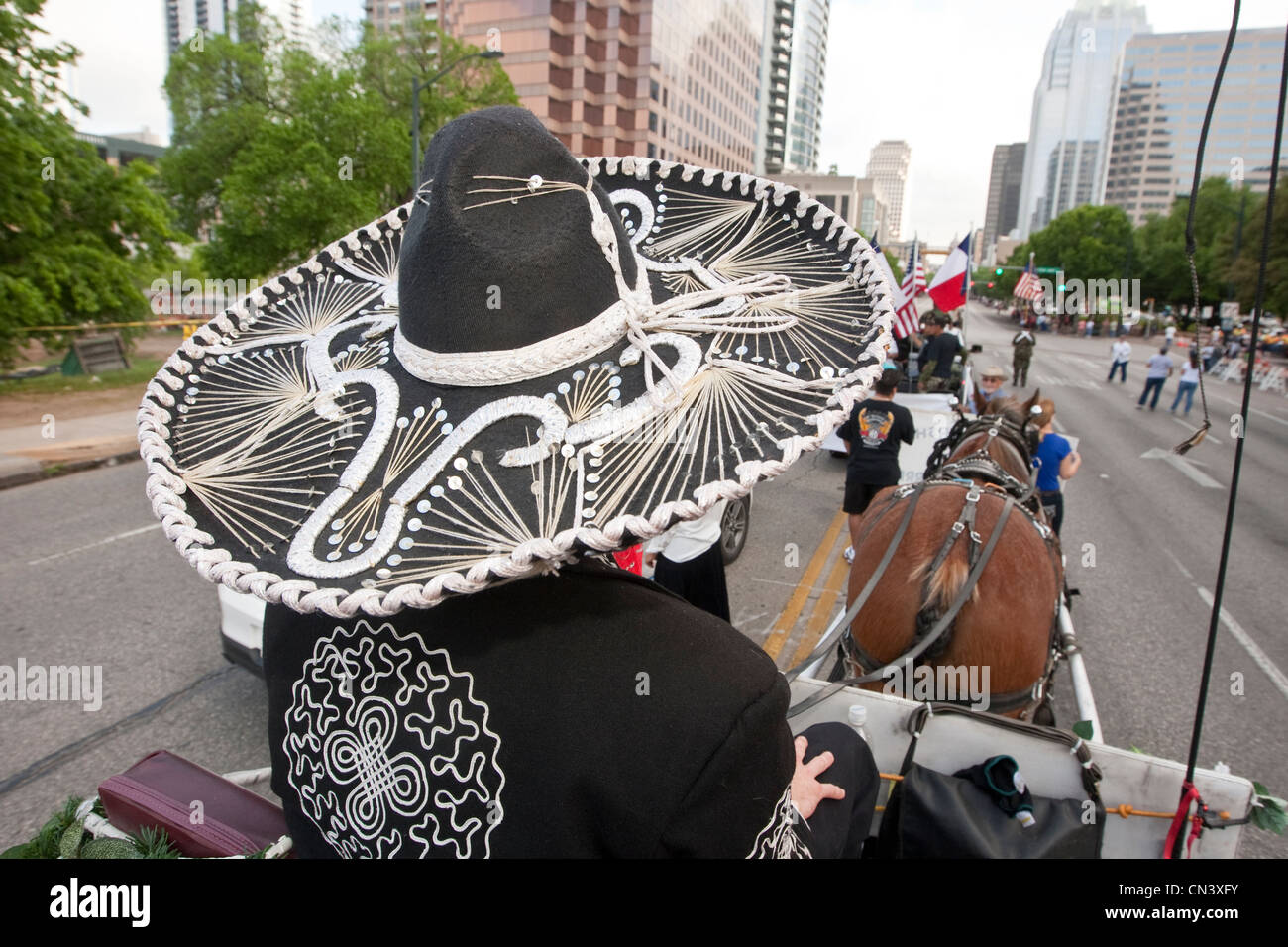 Jeune homme porte des vêtements Mariachi mexicain traditionnel lors d ...