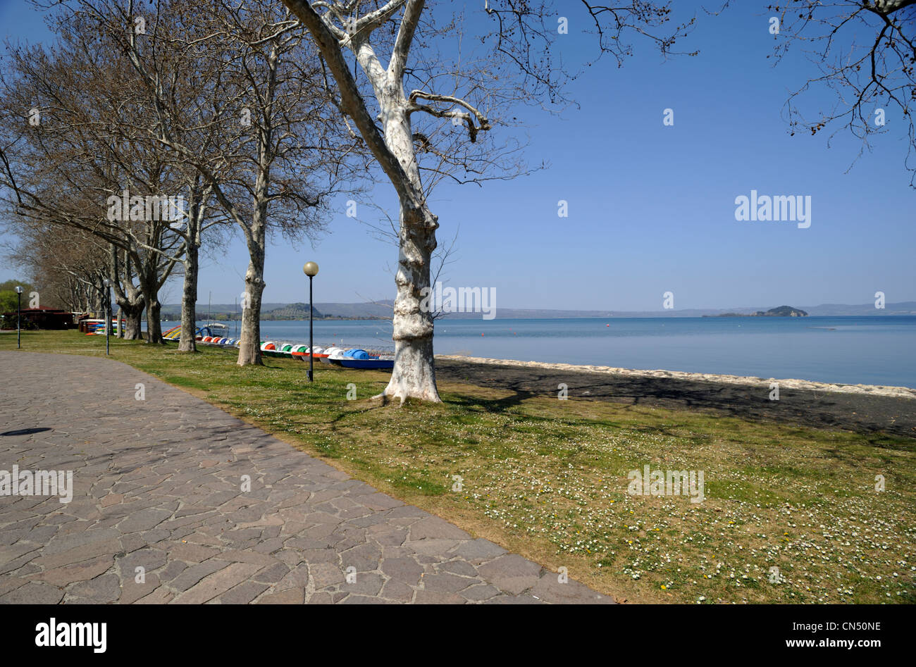 Italie, Latium, lac de Bolsena, Capodimonte, promenade du lac Photo ...