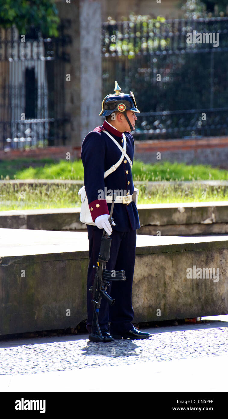 Soldat de la Garde présidentielle colombienne qui monte la garde en ...