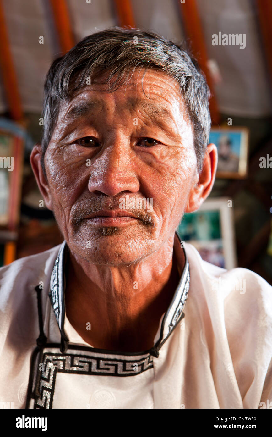 Portrait vieil homme mongolie Banque de photographies et d’images à ...