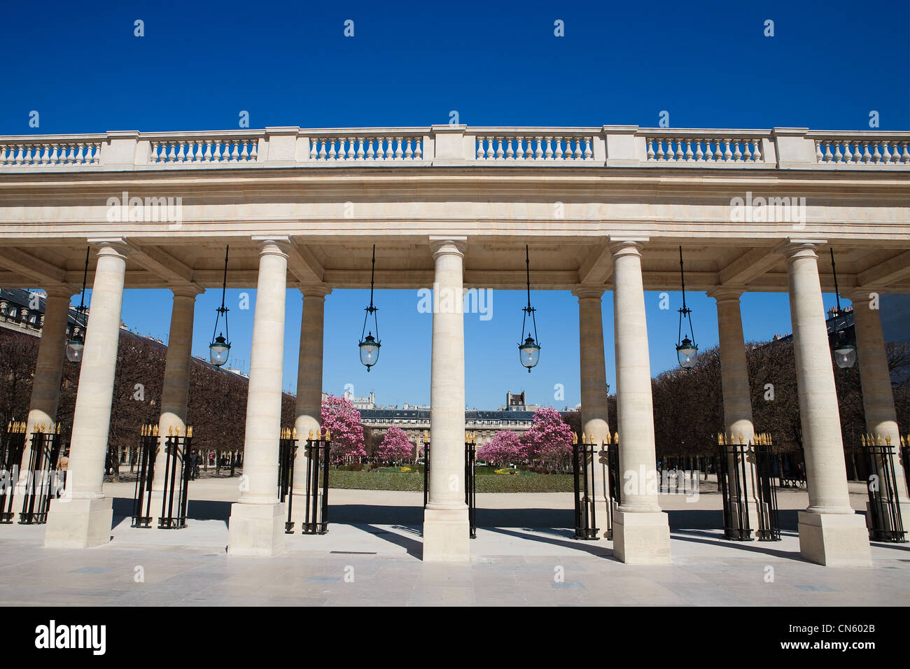 France, Paris, Palais Royal, les colonnes et le jardin Photo Stock - Alamy
