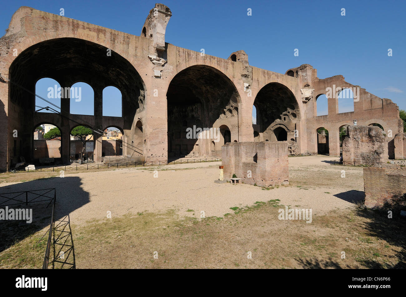 Italie la basilique de maxence et constantine Banque de photographies ...