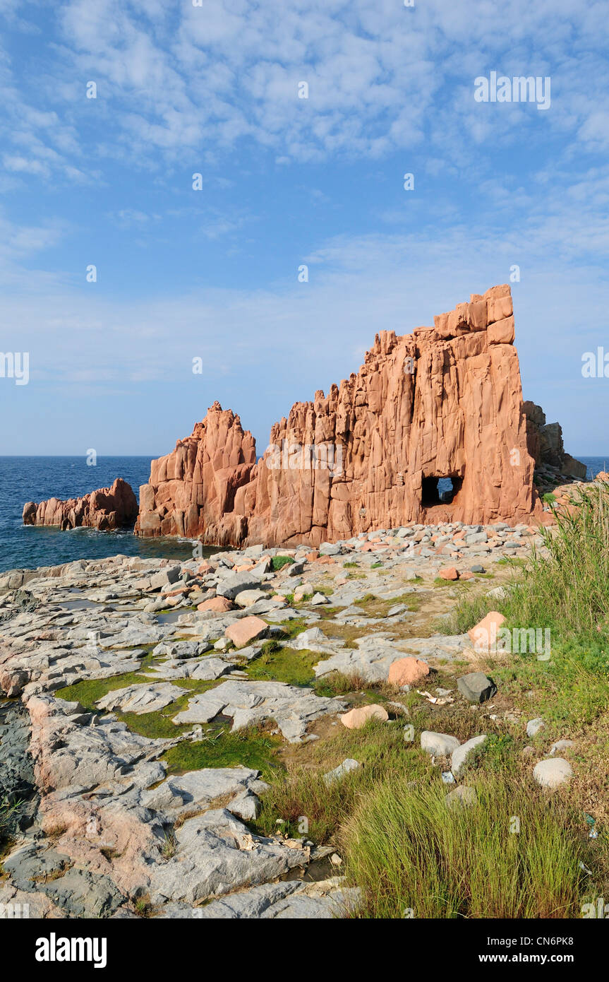La Sardaigne. L'Italie. Rocce Rosse, roches rouges caractéristiques d ...