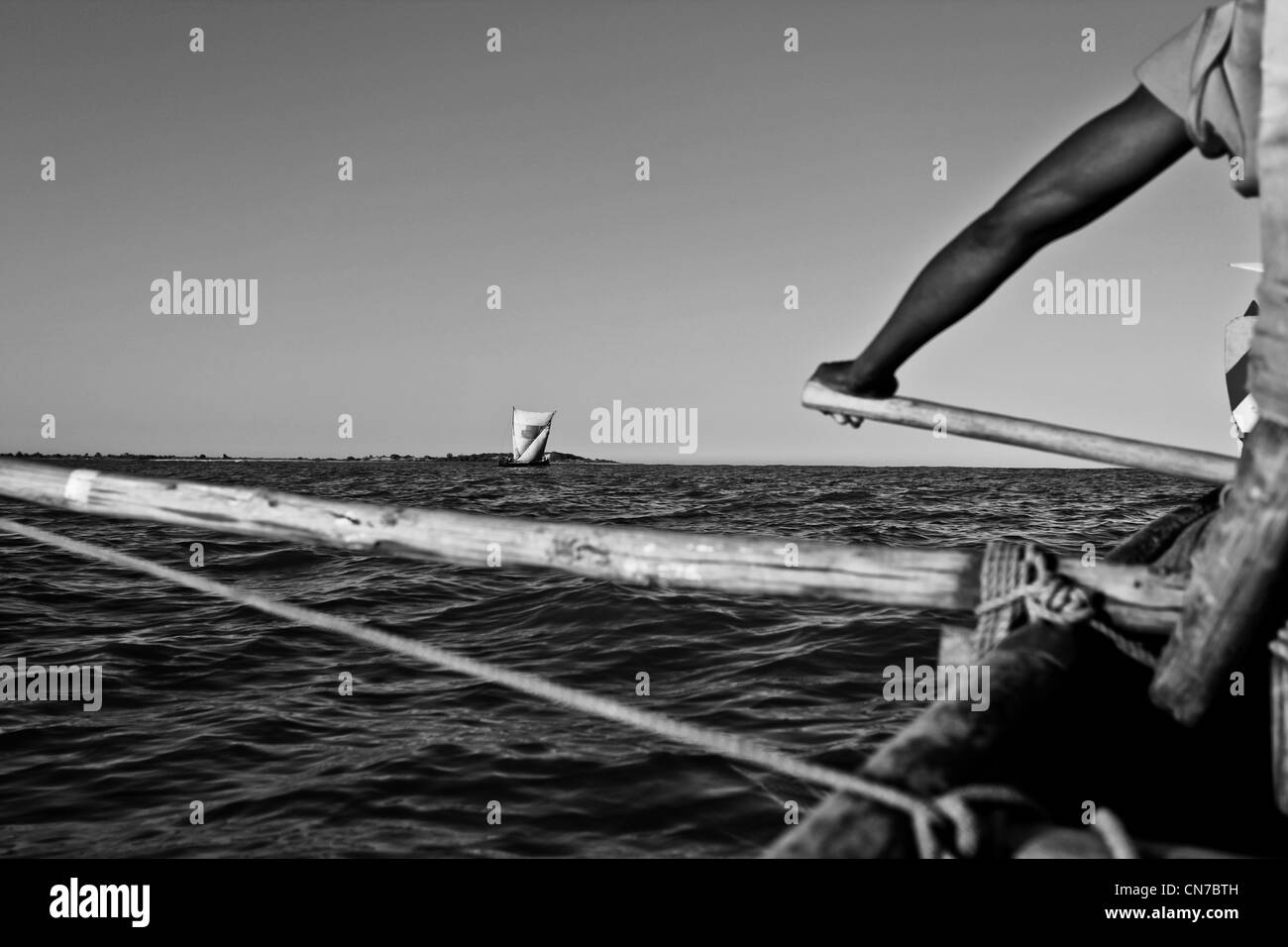 Pirogue à balancier Banque d'images noir et blanc - Alamy