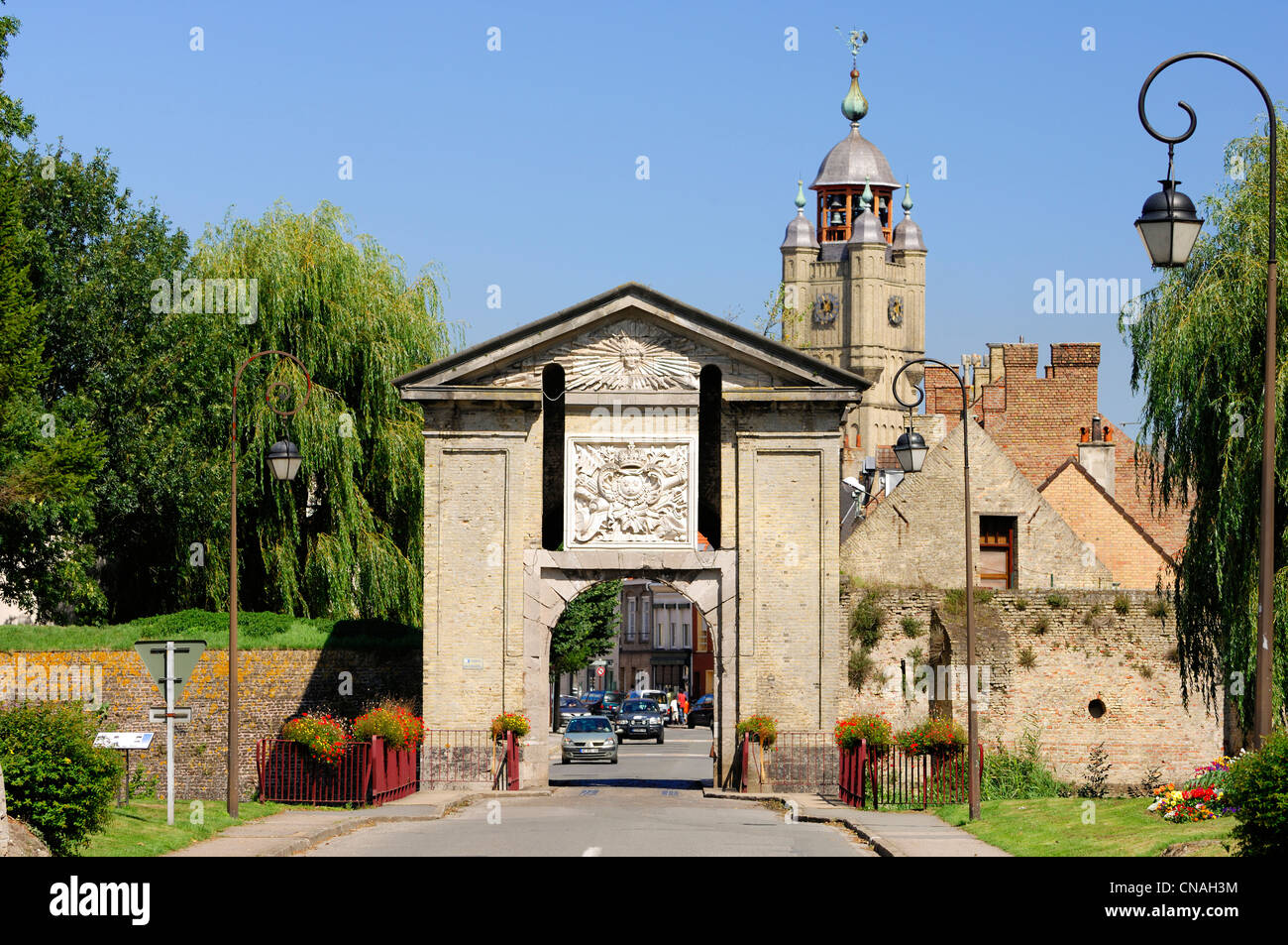 France, Nord, Bergues, Porte de Cassel et beffroi en arrière-plan Photo ...