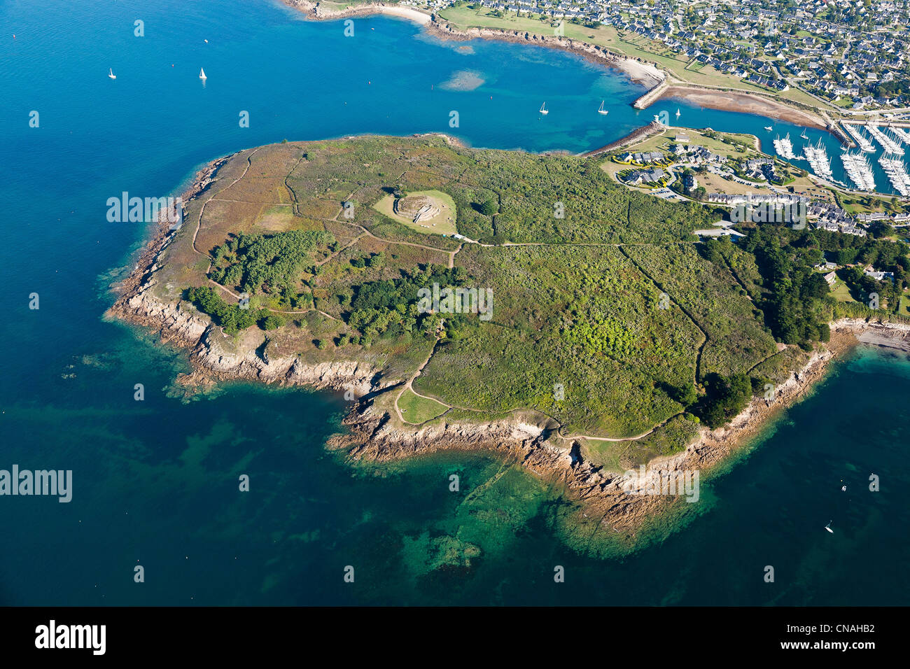 France, Morbihan, Golfe du Morbihan, presqu'île de Rhuys, Arzon, Petit Mont cairn (vue aérienne ...