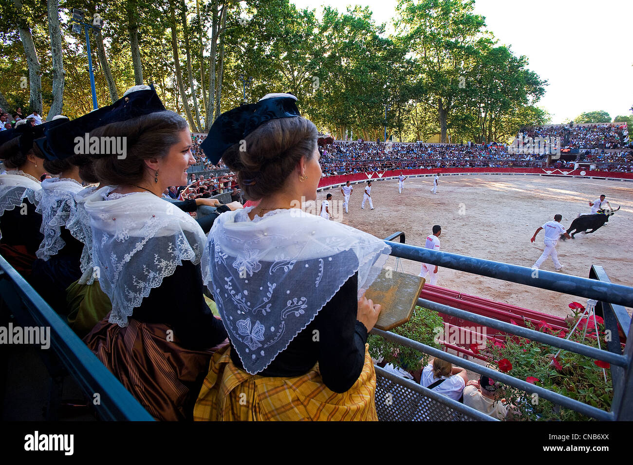 La France, Gard, Beaucaire, des femmes habillées dans le costume ...