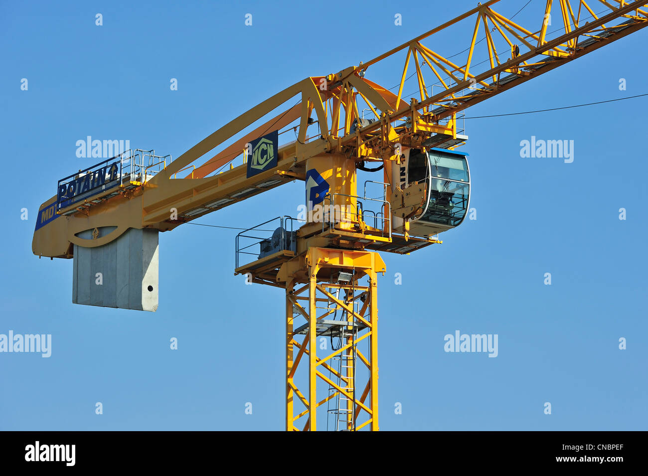 Grue de construction jaune sur la construction de site affichage de ...