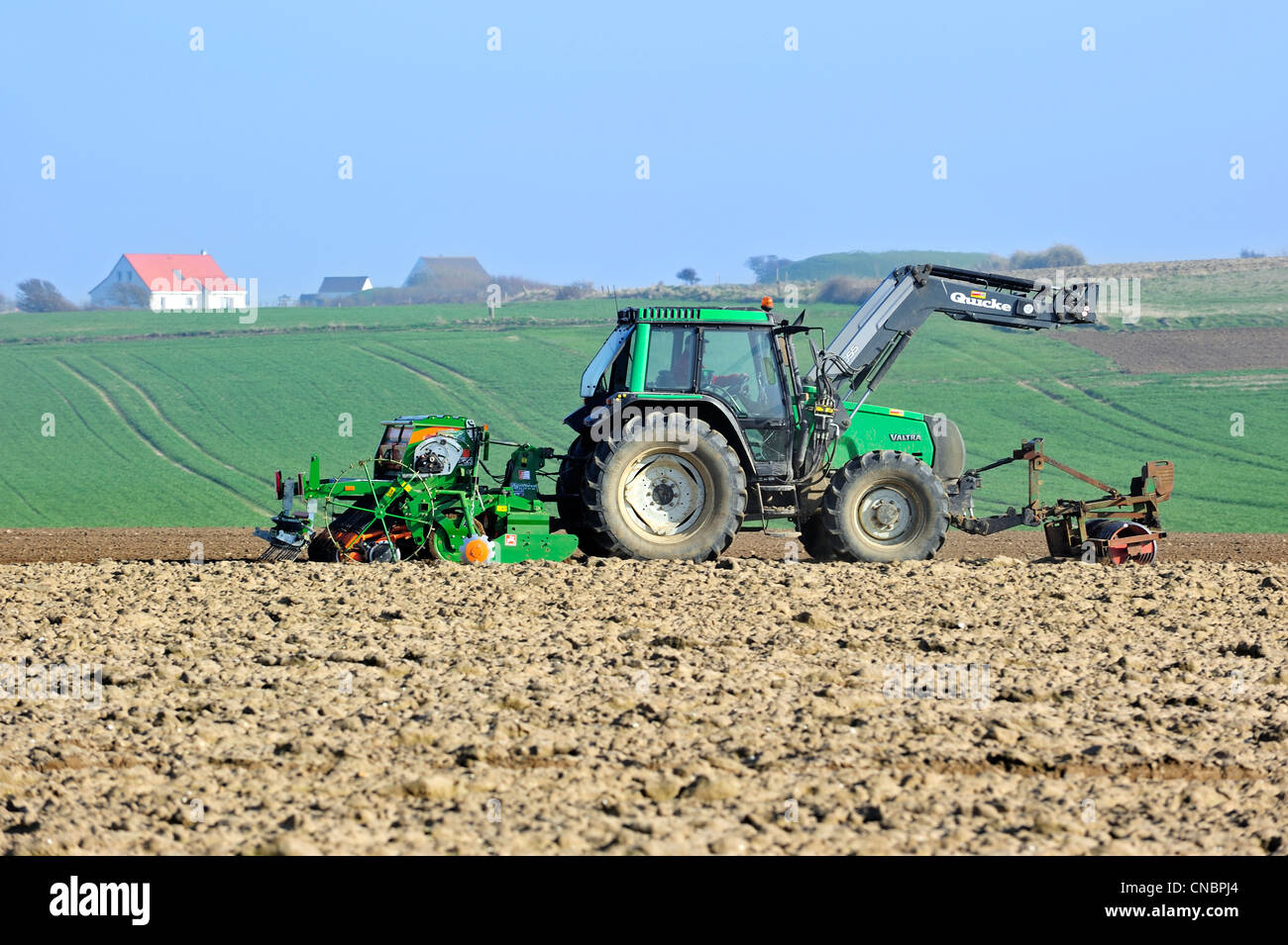 Agriculteur sur le tracteur semant des graines de semis Semoir ...