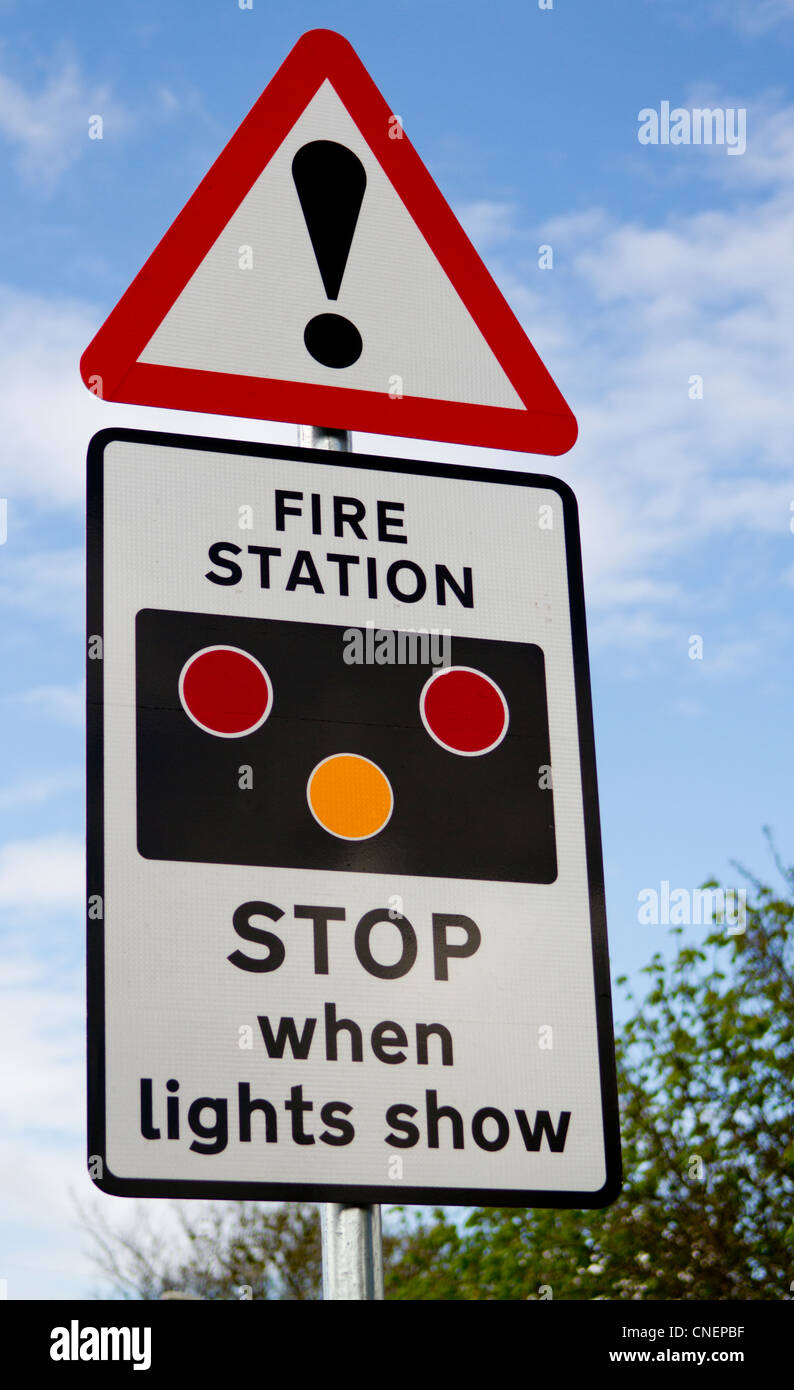 Caserne de panneau d'avertissement, signe de stop, feux de circulation ...