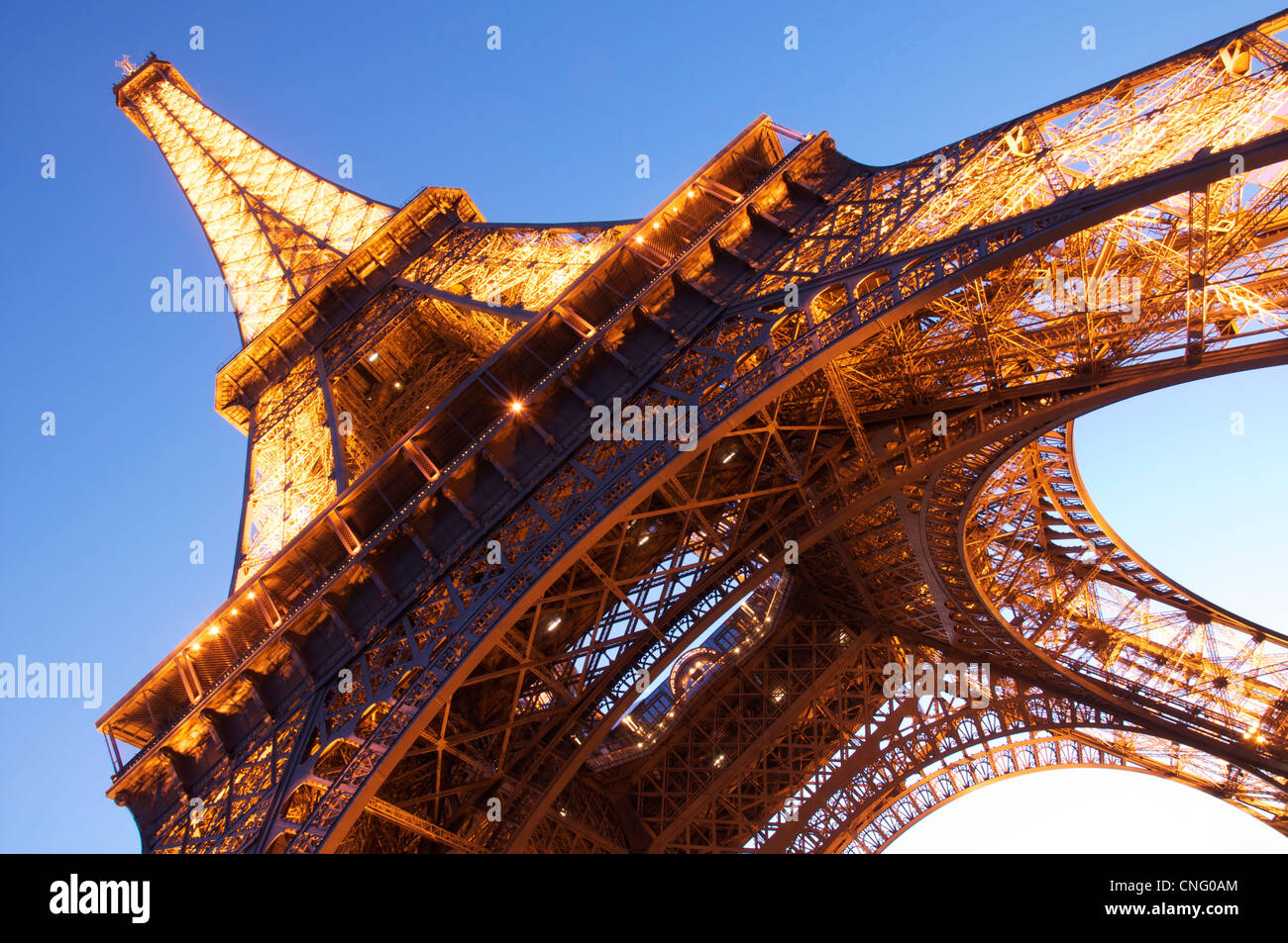 Monument parisien. À la recherche vers le haut à la magnifique tour ...