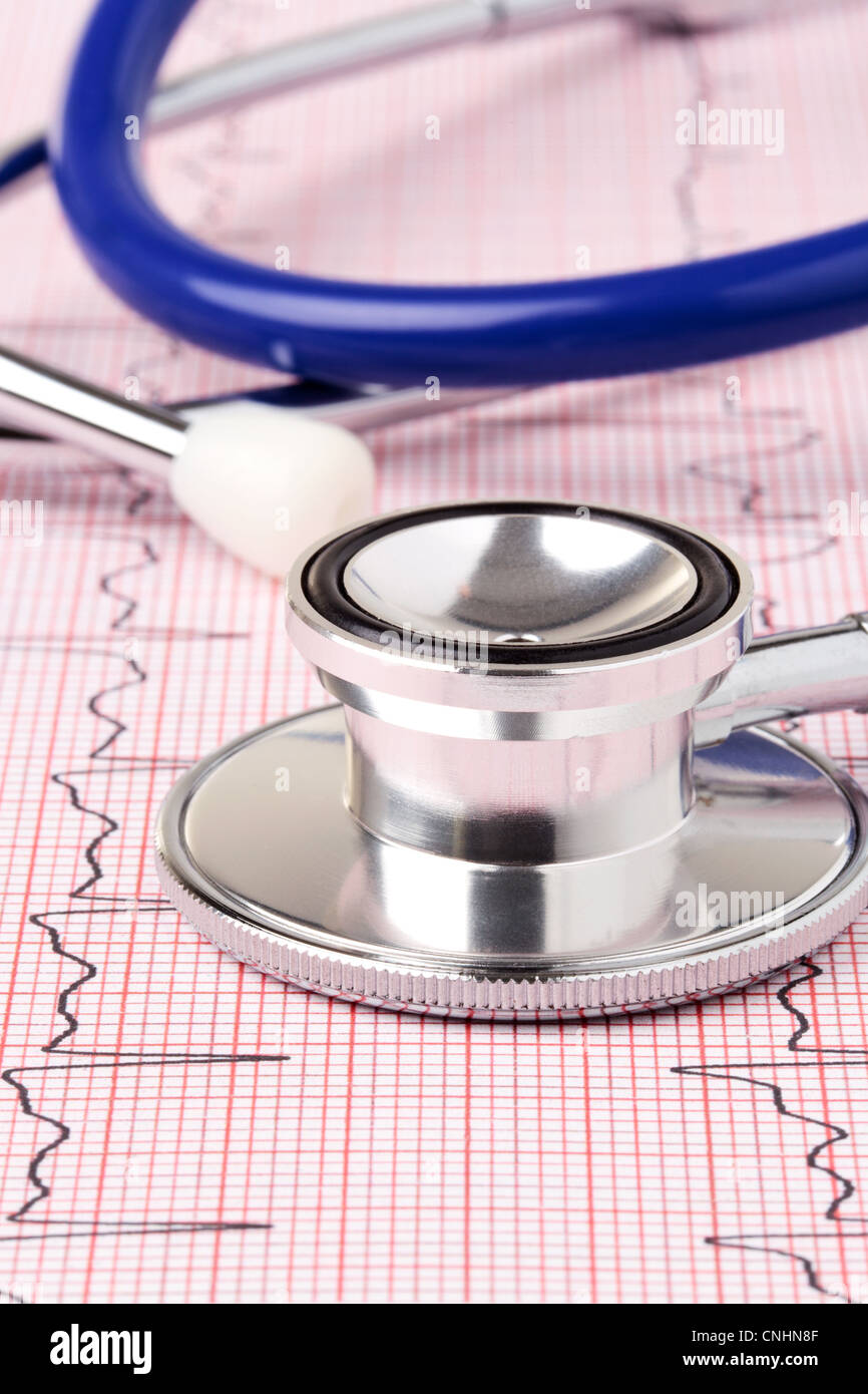 Photo d'un électrocardiogramme ou ECG EKG impression with stethoscope ...