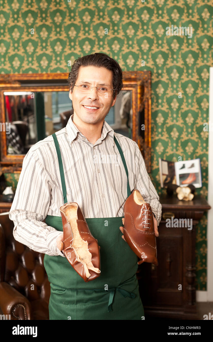 Cordonnier est assis Banque de photographies et d’images à haute ...