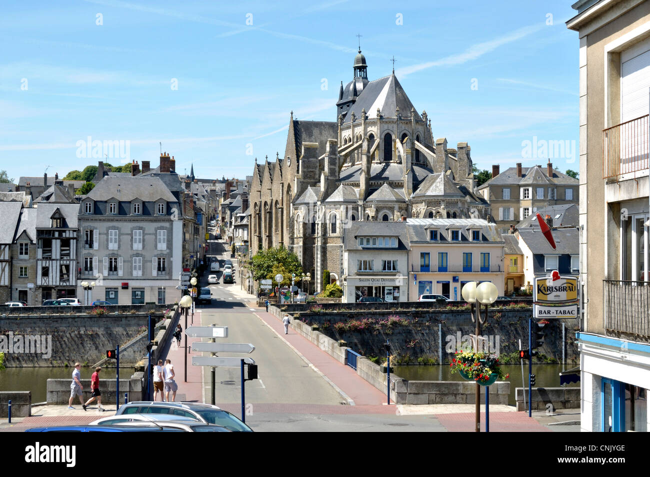 Ville de Mayenne, le pont sur la rivière Mayenne et l'Église Photo ...