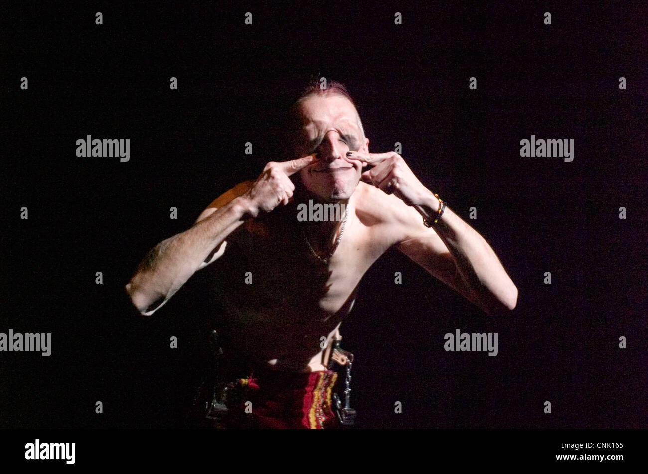 Gary Stretch - peau homme rencontre l'audience durant le cirque des ...