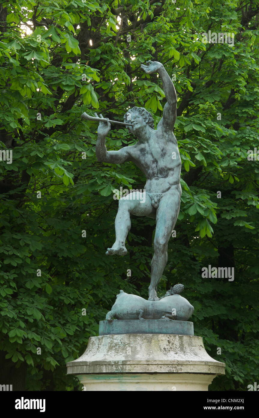 'Le Faune dansant". La statue en bronze d'un dancing faun d'Eugène ...