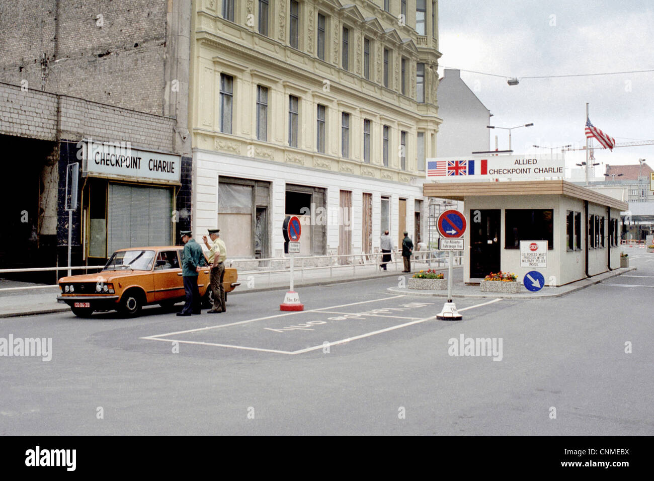 Checkpoint Charlie à la Friedrichstrasse - Mur de Berlin Photo Stock ...