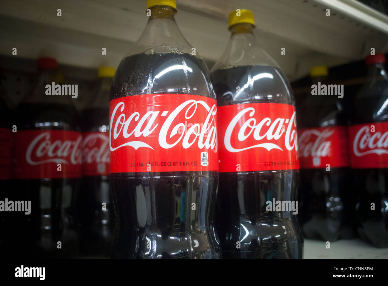 Coca cola en bouteilles Banque de photographies et d’images à haute ...
