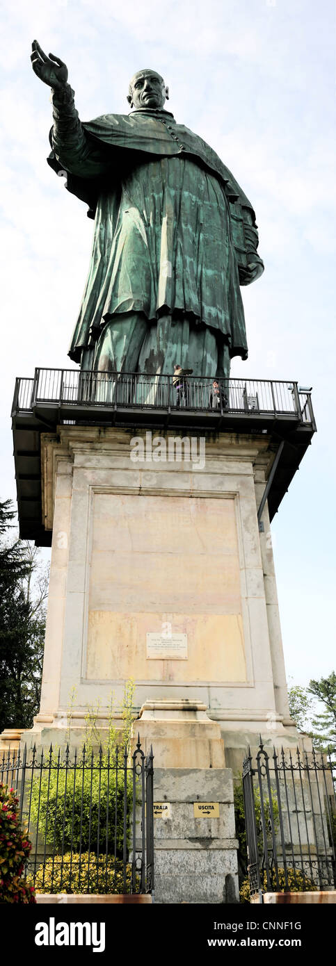 La célèbre San Carlone, une statue géante de saint Charles Borromée ...