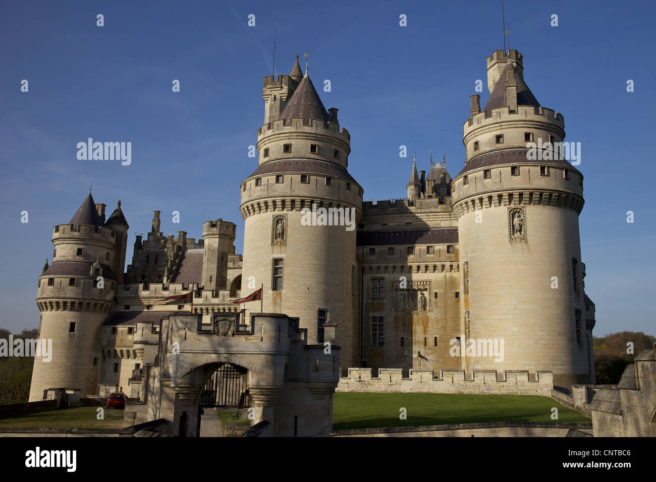 Château de Pierrefonds utilisé par la BBC comme camelot dans la série ...