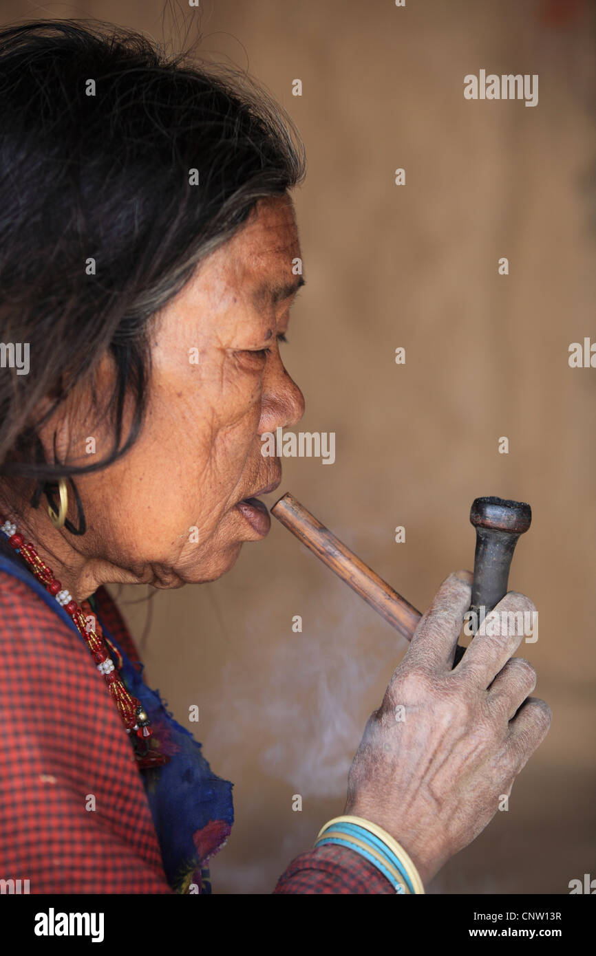 Tamang woman traditional dress Banque de photographies et d’images à ...