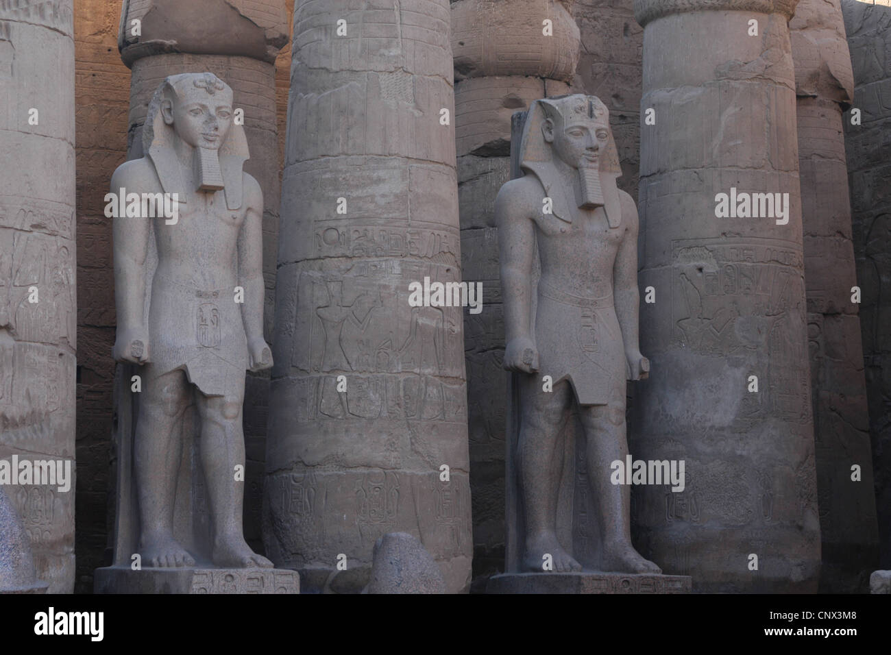 Des statues colossales du pharaon Ramsès II dans le temple de Louxor à ...