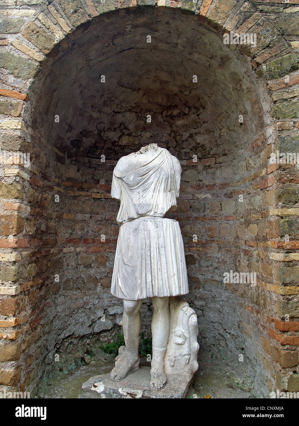Headless statue romaine à Ostia Antica, Rome Photo Stock - Alamy