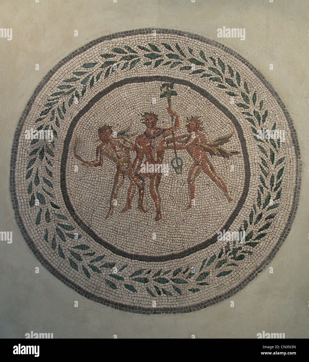 Dioniso e satiri al centro corroa di alloro Banque de photographies et ...